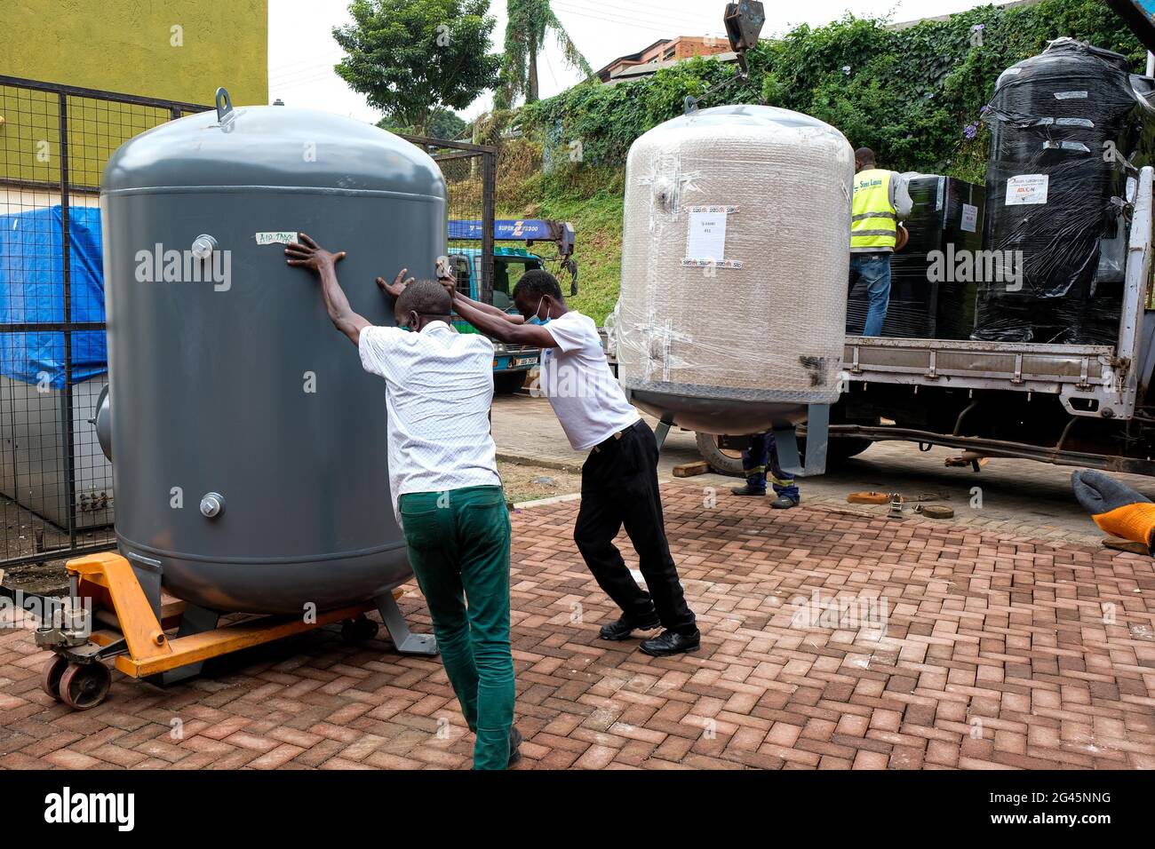 Truck oxygen tanks hospital hi-res stock photography and images - Alamy