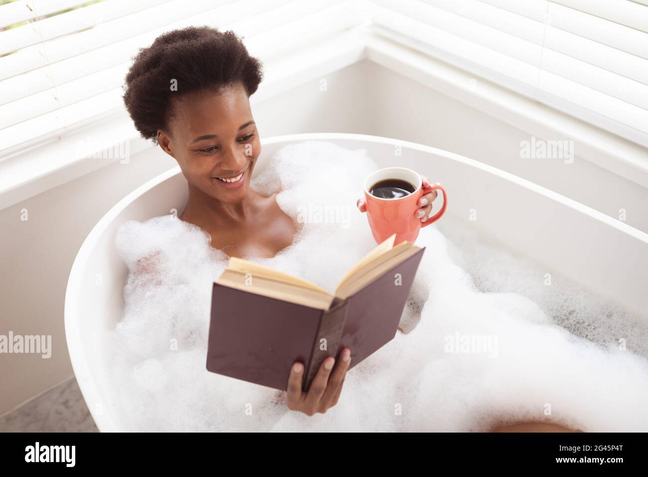 Reading in bathtub hi-res stock photography and images - Alamy