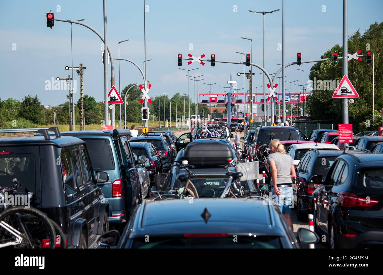 19 June 2021, Schleswig-Holstein, Niebüll: Cars stand at the DB Autozug ...