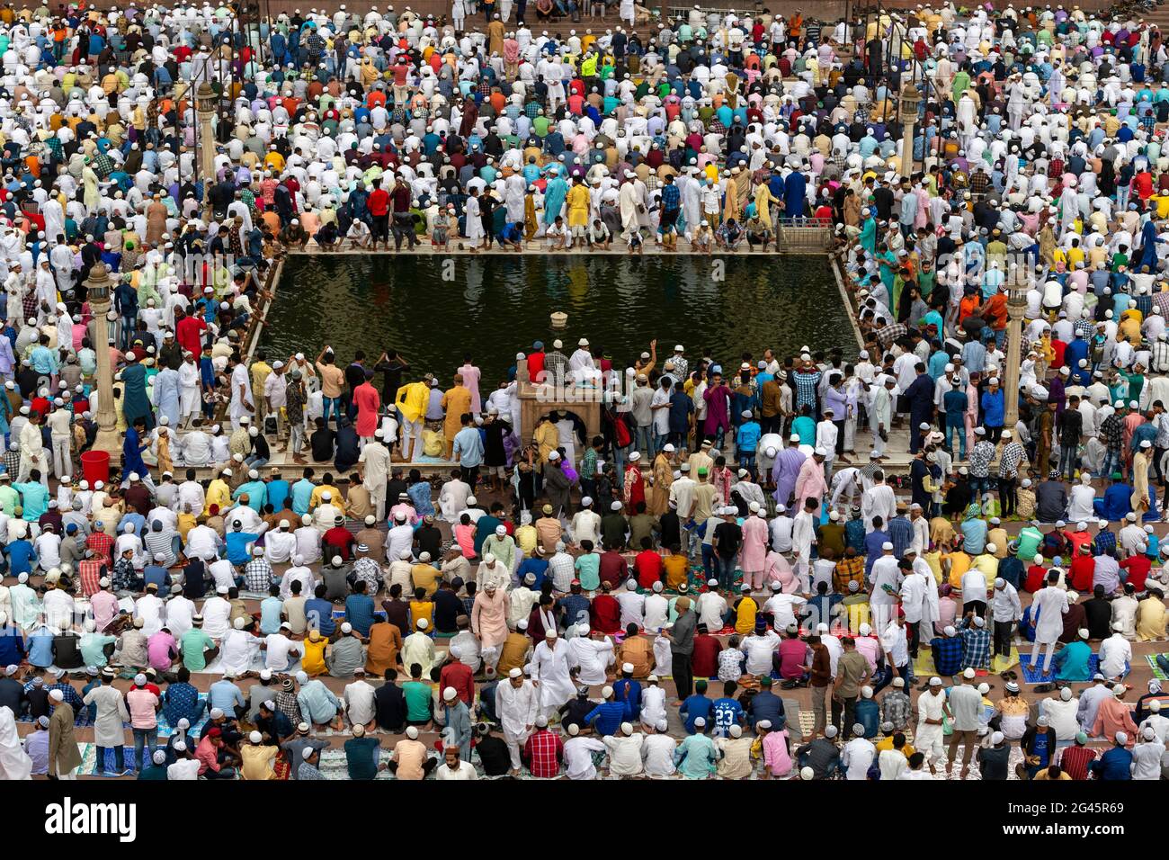 Muslim men pray around marble ablution tank in Masjid-i Jehan-Numa ...