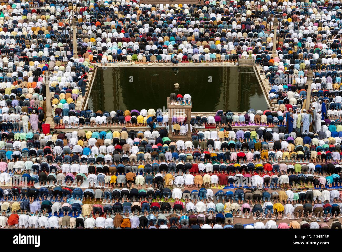 Muslim men pray around marble ablution tank in Masjid-i Jehan-Numa ...