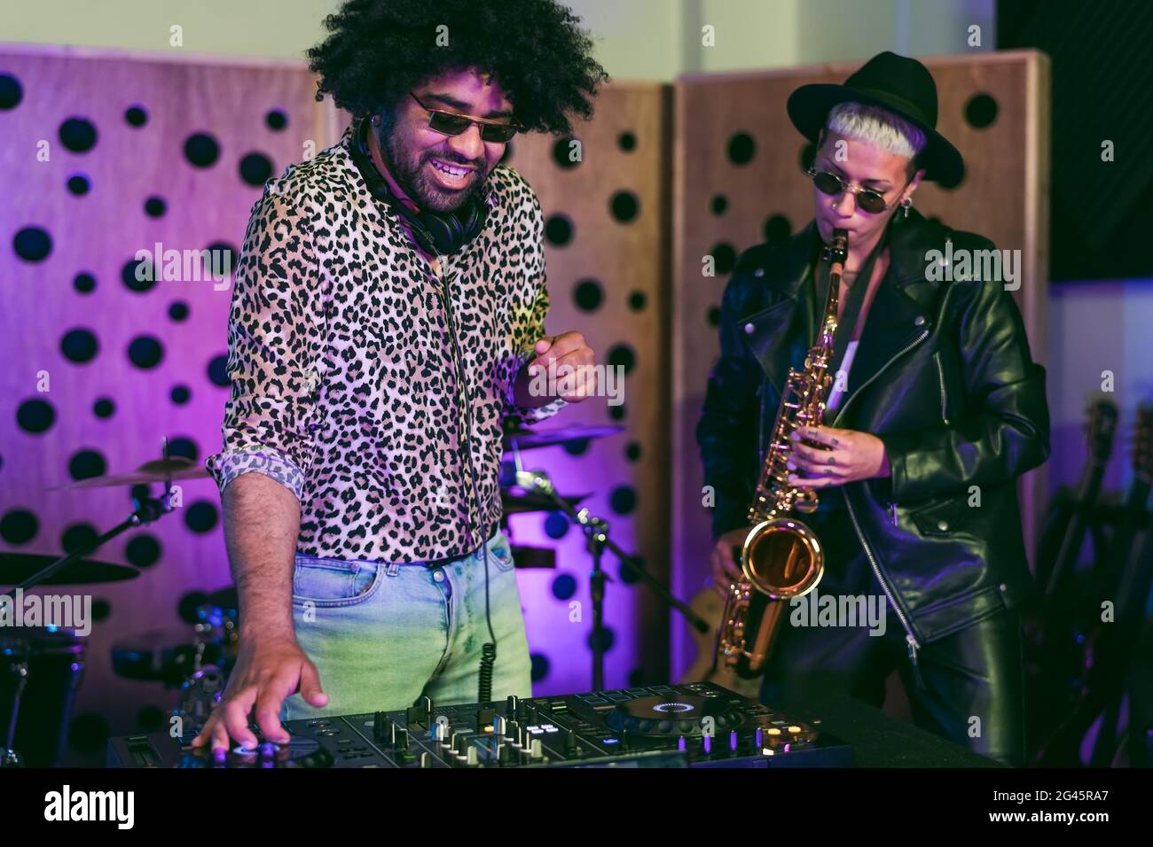 Recording studio music people hi-res stock photography and images - Alamy