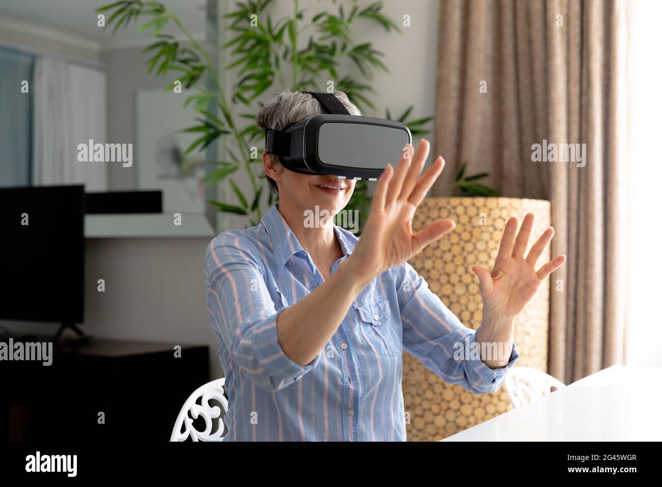 Vr mature senior woman headset hi-res stock photography and images - Alamy