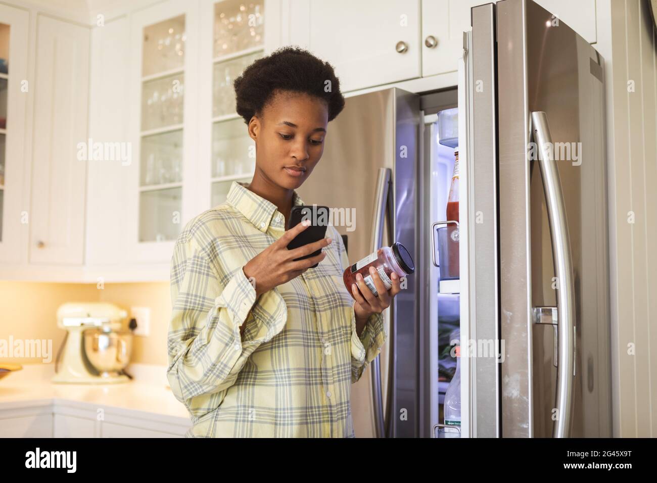 Using kitchen fridge hi-res stock photography and images - Alamy
