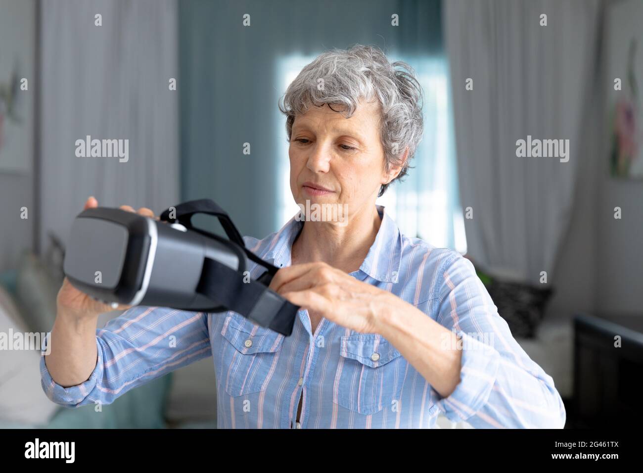 Vr mature senior woman headset hi-res stock photography and images - Alamy