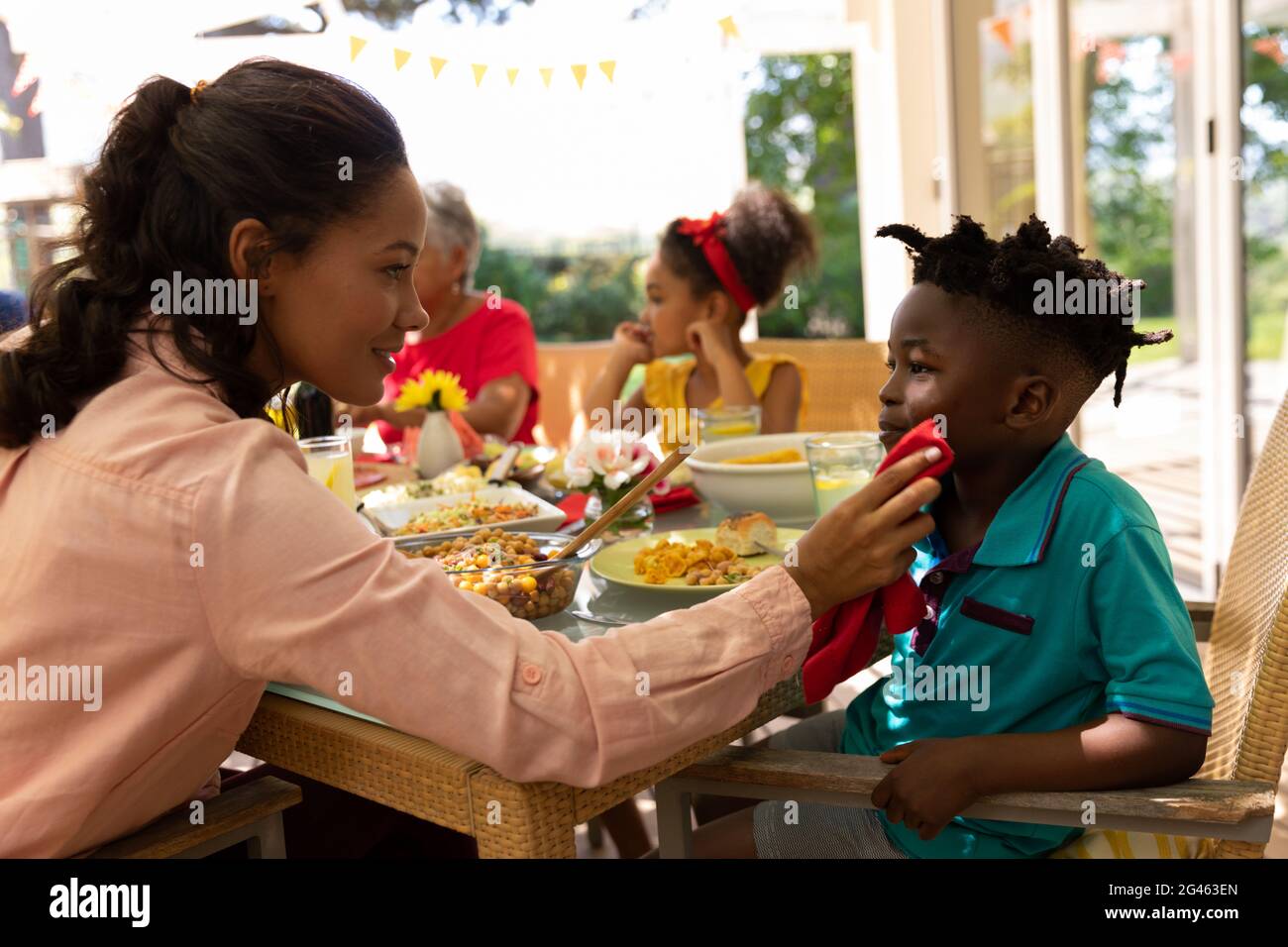 Four children eating together meal hi-res stock photography and images ...