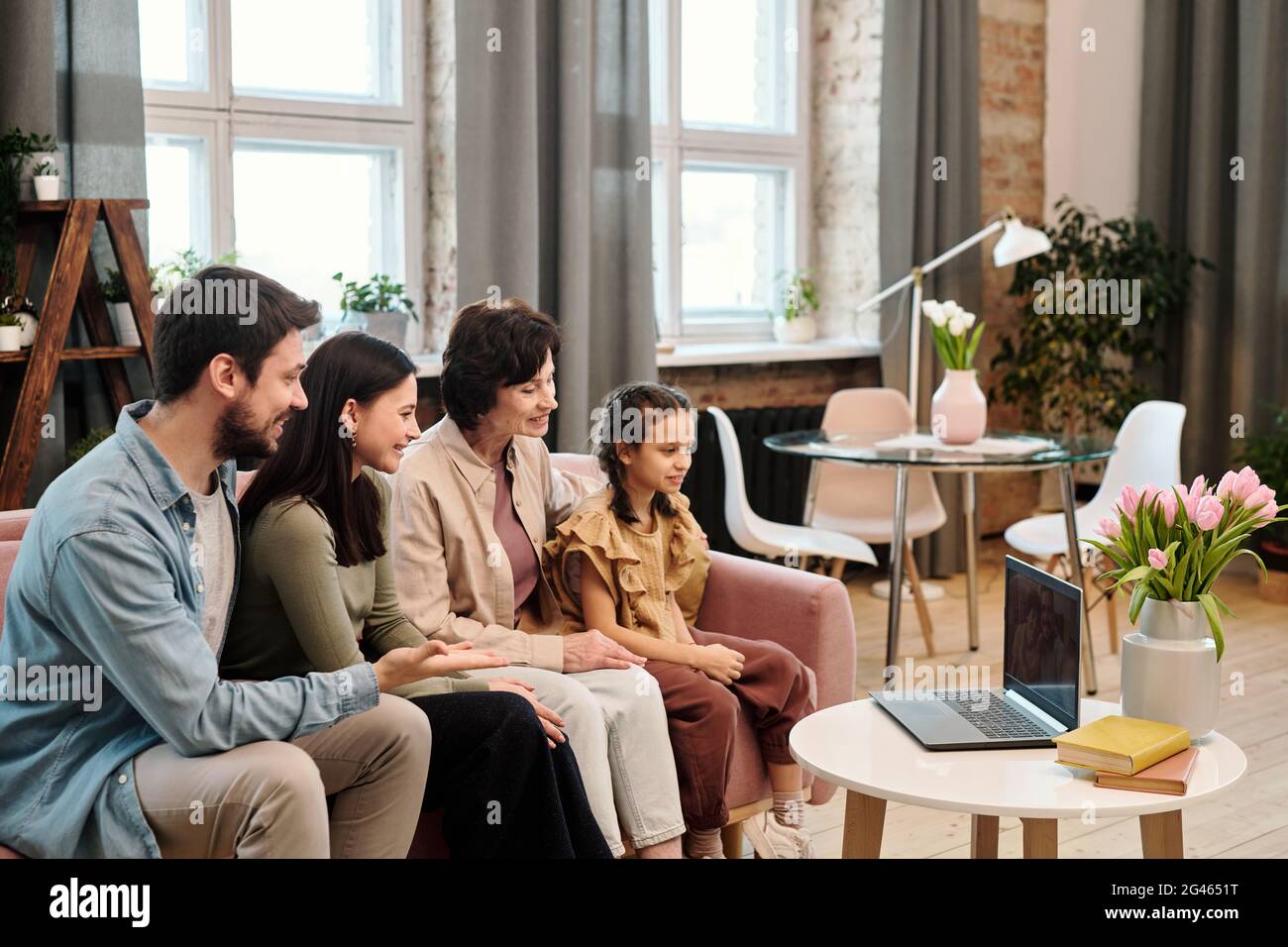 Adult and child communicating hi-res stock photography and images - Alamy