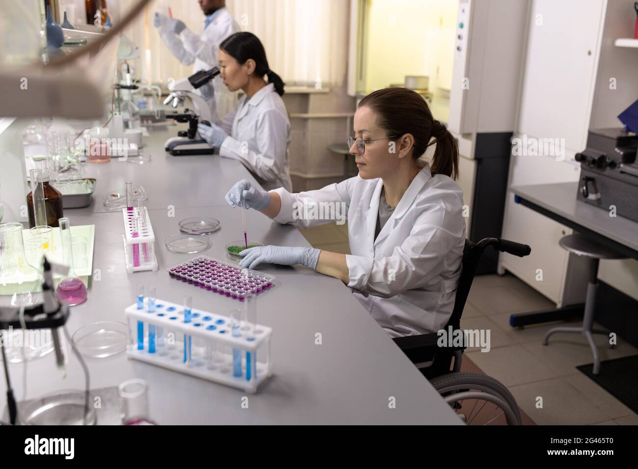 Female middle aged chemist hi-res stock photography and images - Alamy