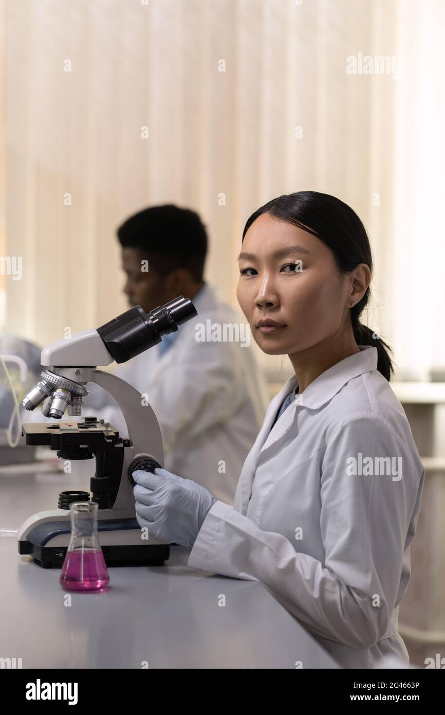 Chinese scientist laboratory hi-res stock photography and images - Alamy