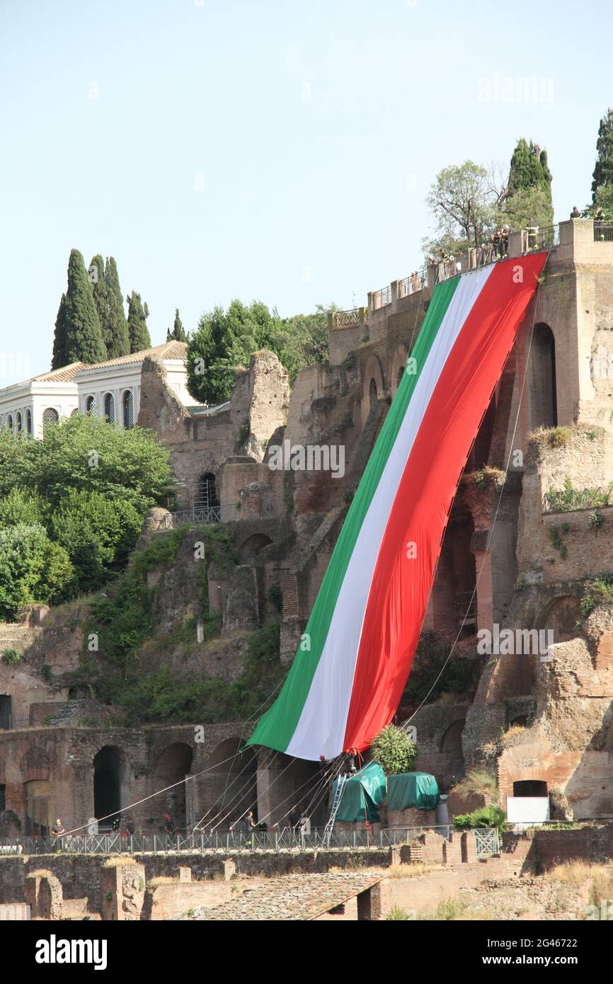 The Fire Service unrolling the Italian flag from the Palatine Hill in ...