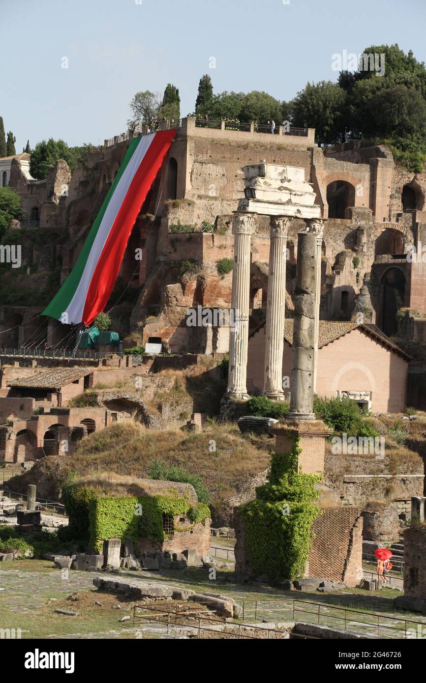 The Fire Service unrolling the Italian flag from the Palatine Hill in ...