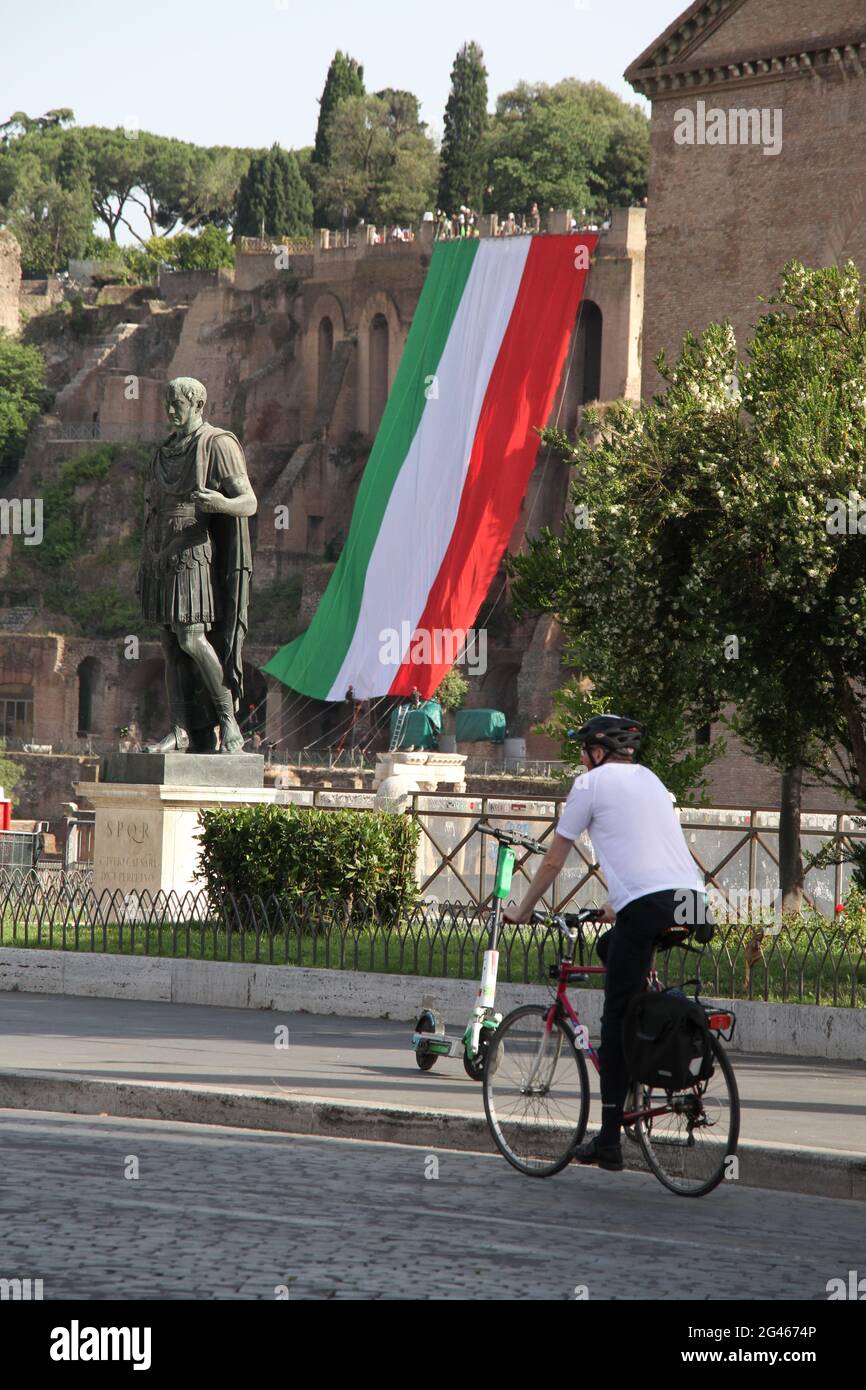 The Fire Service unrolling the Italian flag from the Palatine Hill in ...