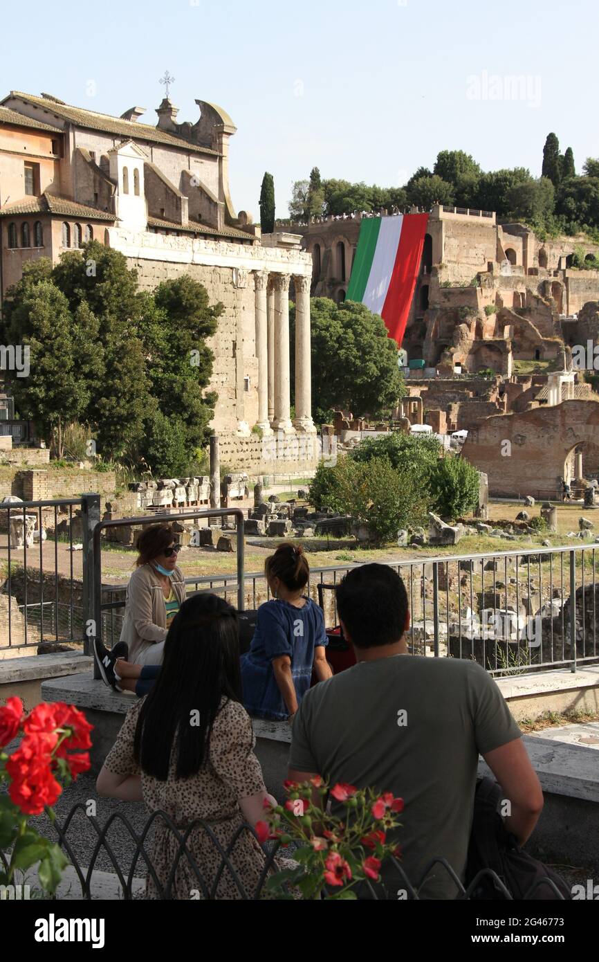 The Fire Service unrolling the Italian flag from the Palatine Hill in ...