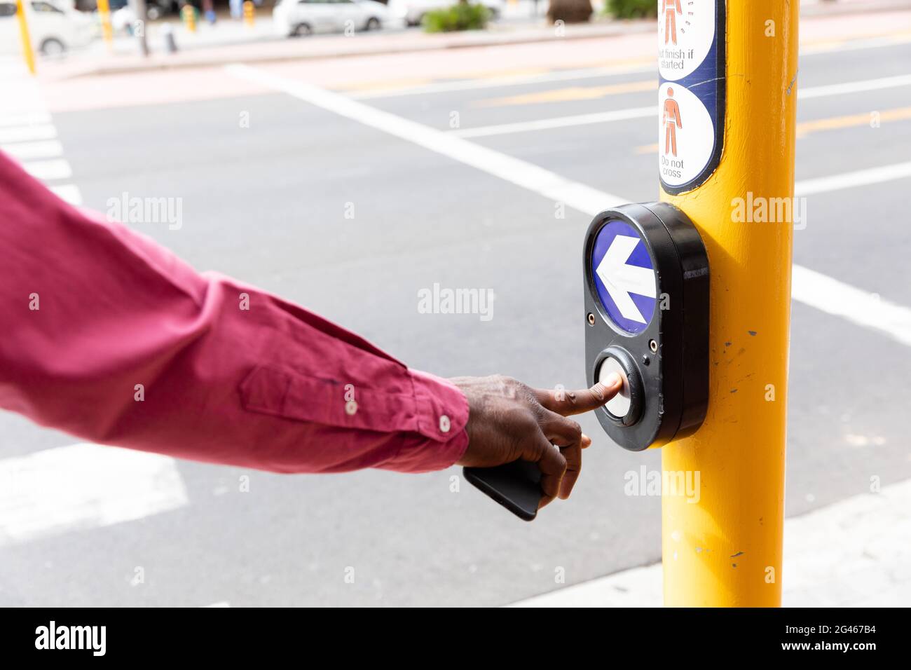 People using signal hi-res stock photography and images - Alamy
