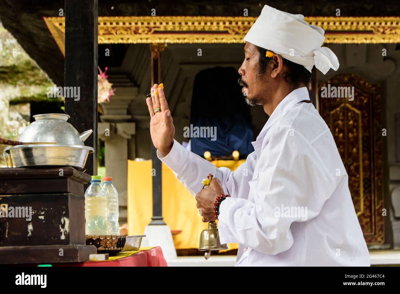 Hindu priest ritual hindu temple hi-res stock photography and images ...