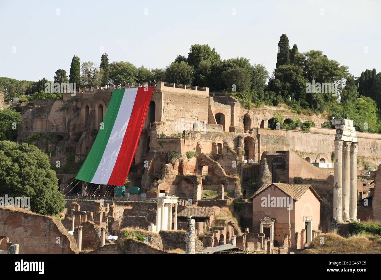 The Fire Service unrolling the Italian flag from the Palatine Hill in ...