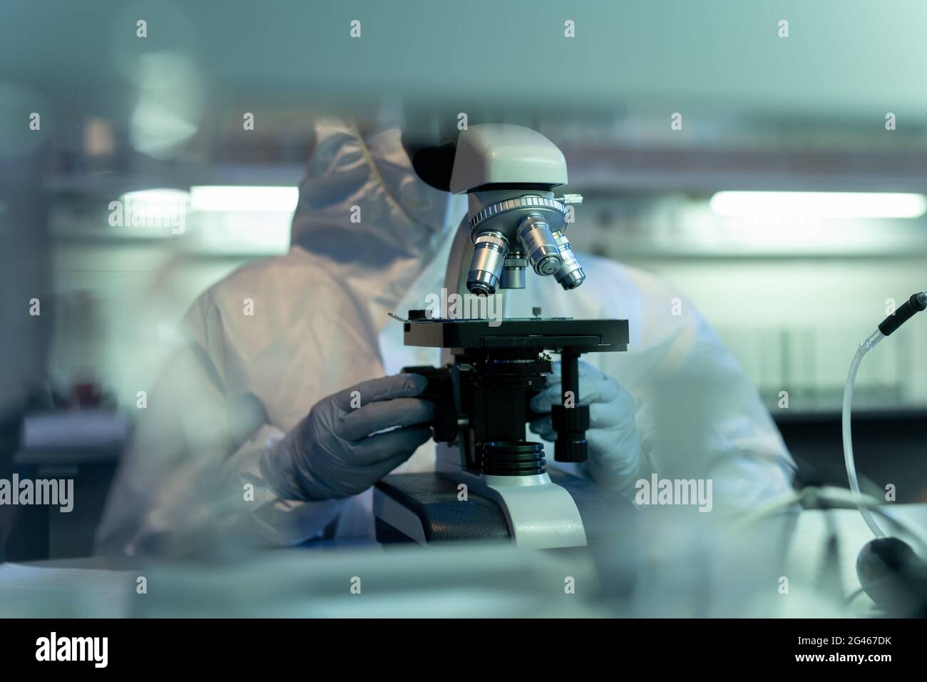 Microscope scientist hi-res stock photography and images - Alamy