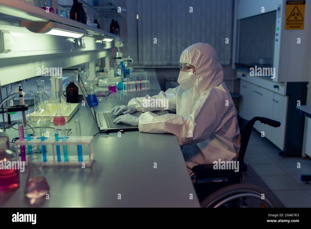 Disabled female scientist hi-res stock photography and images - Alamy