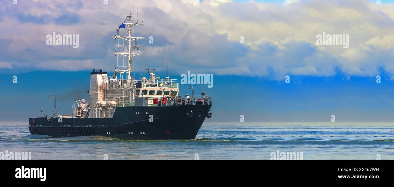Deep blue sea moving waves hi-res stock photography and images - Alamy