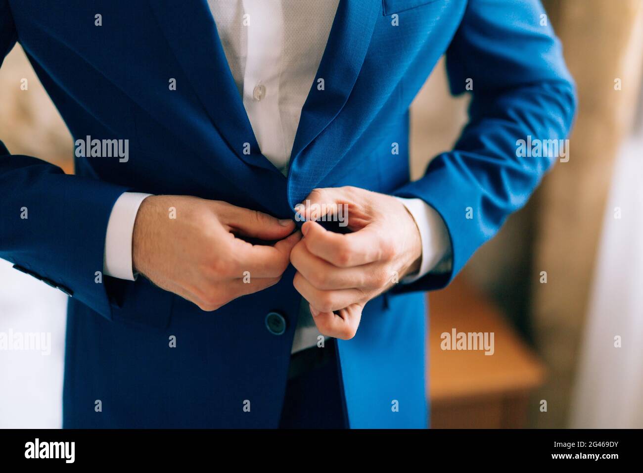 Businessman buttoning his suit jacket hi-res stock photography and ...