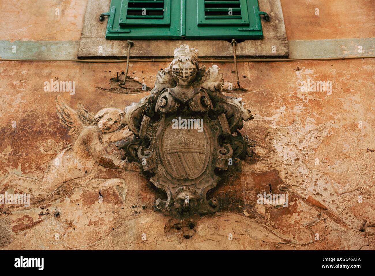 Classic outdoor bas-relief. Ancient statue on the walls of the o Stock ...