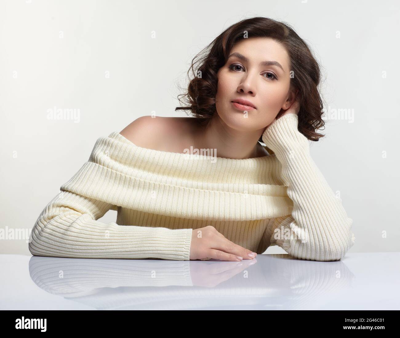 Beautiful woman sitting table hi-res stock photography and images - Alamy