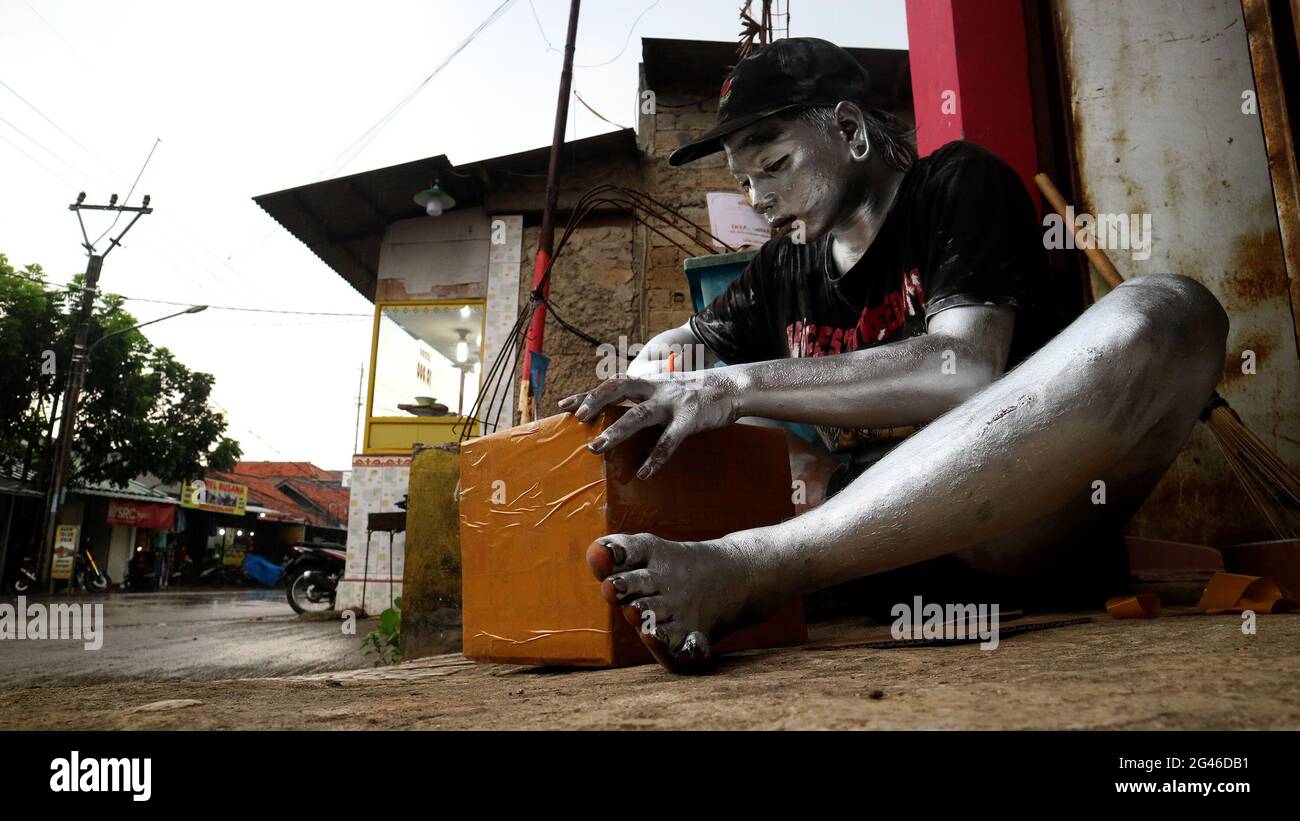 Manusia silver hi-res stock photography and images - Alamy