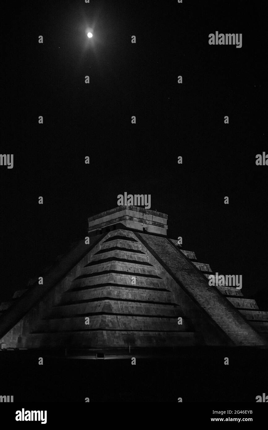 Mayan pyramid at chichen itza Black and White Stock Photos & Images - Alamy
