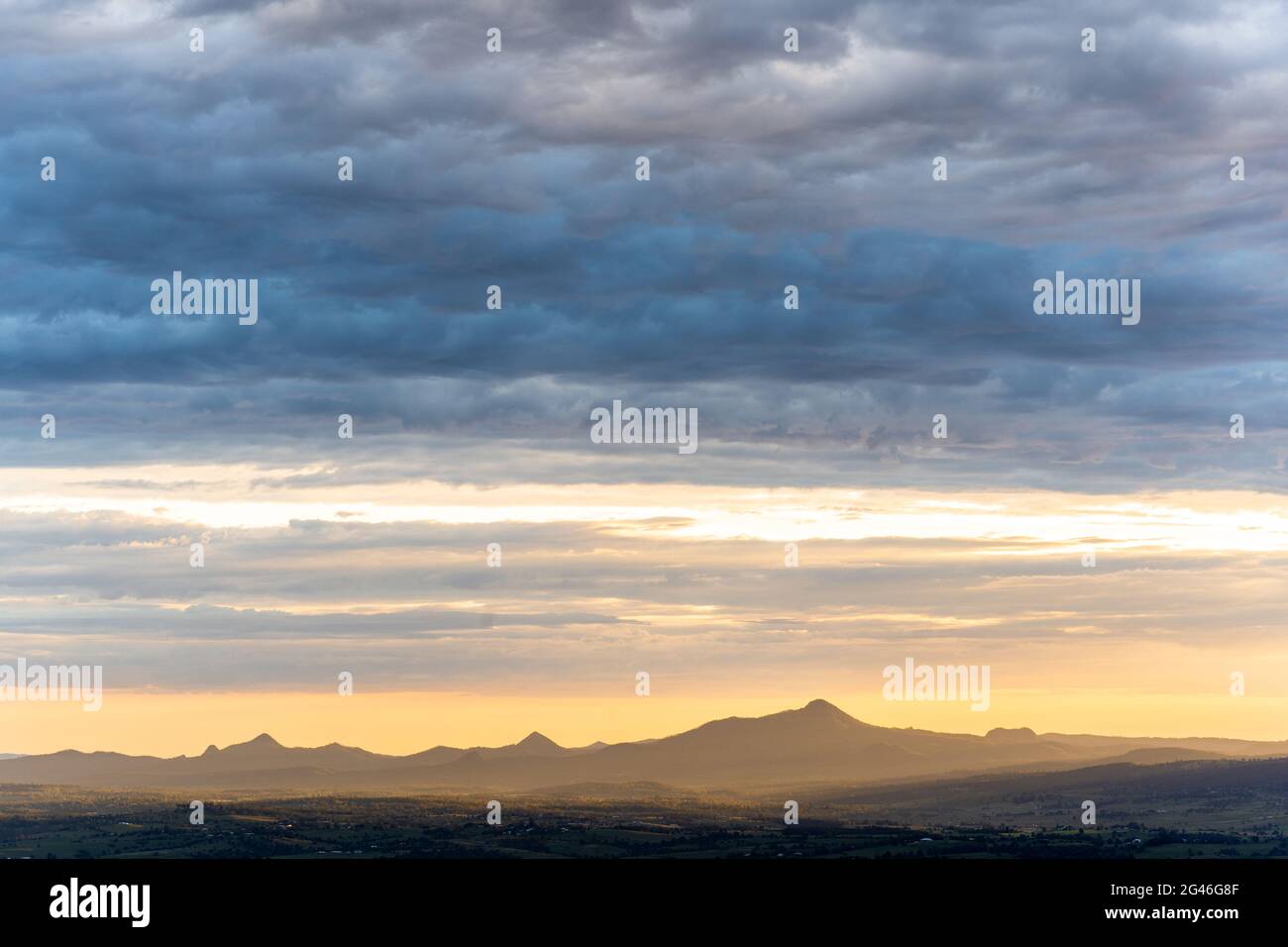 Early morning golden hour shot of mountain range and cloud in Australia ...