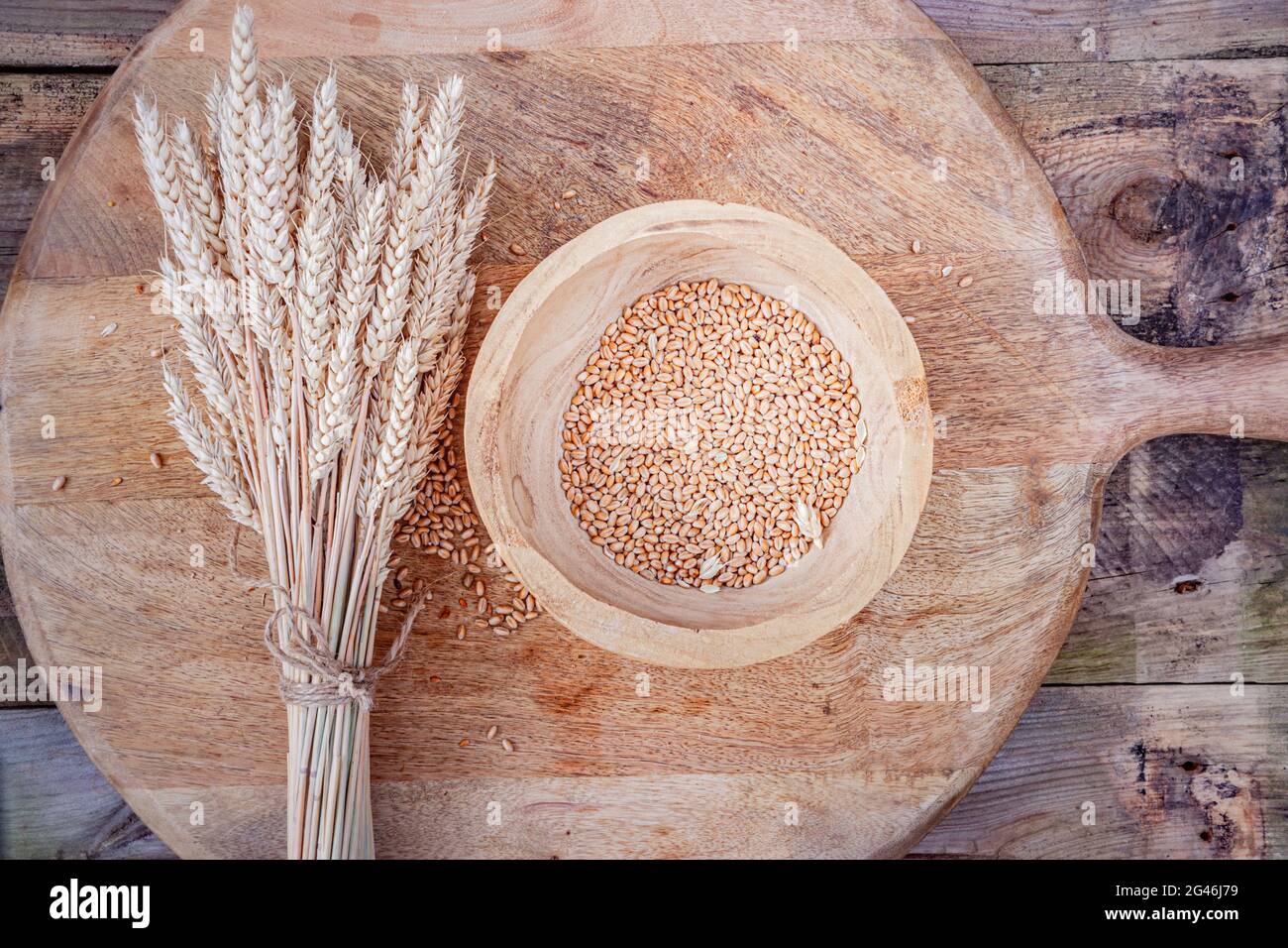 Wheat bundle hi-res stock photography and images - Alamy