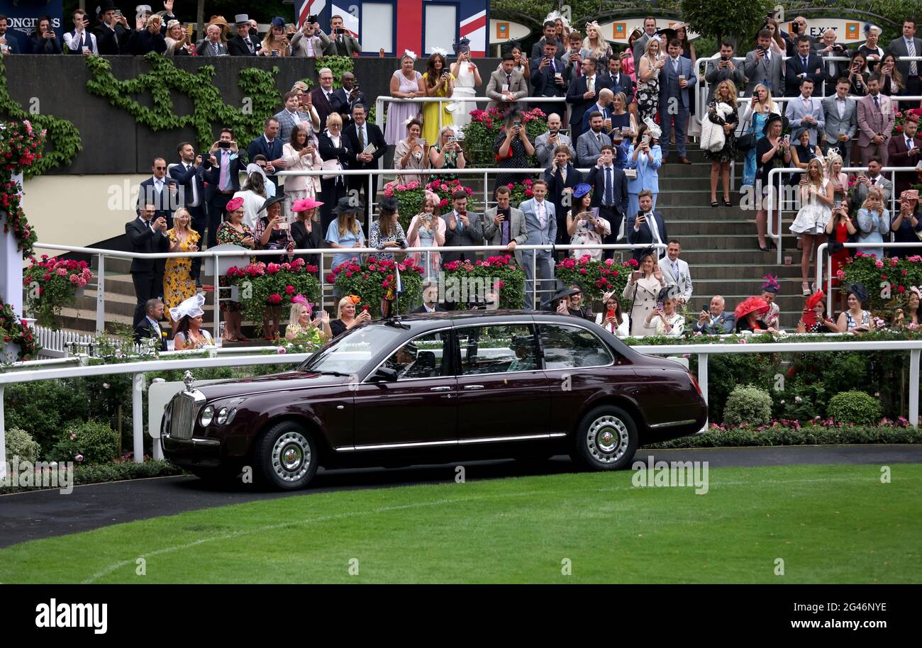 Racegoers applaud as Queen Elizabeth II arrives in the State Bentley ...