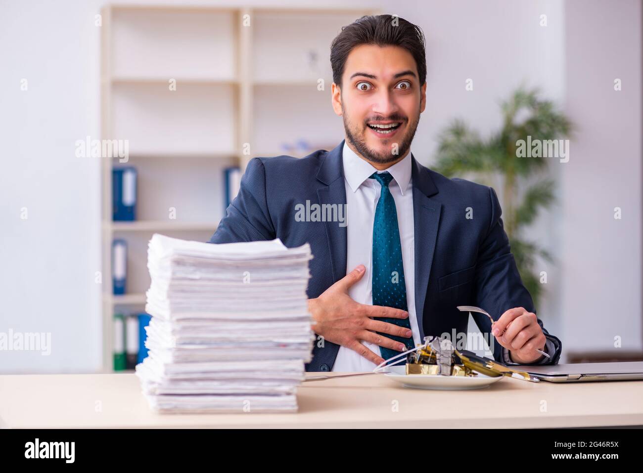 Employee lunch male full hi-res stock photography and images - Alamy