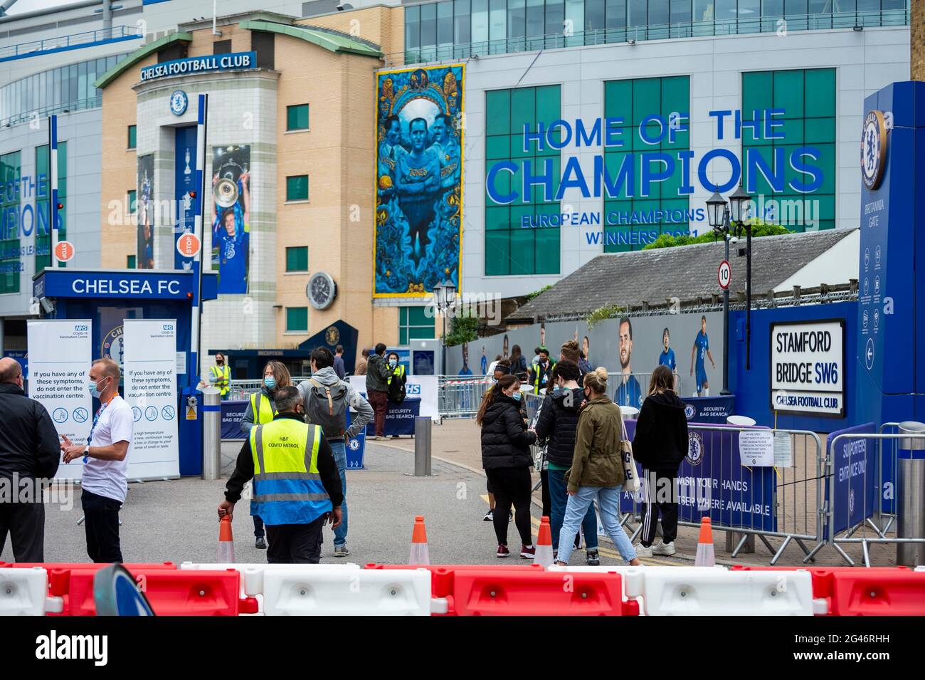 Covid vaccine queue london chelsea hi-res stock photography and images ...