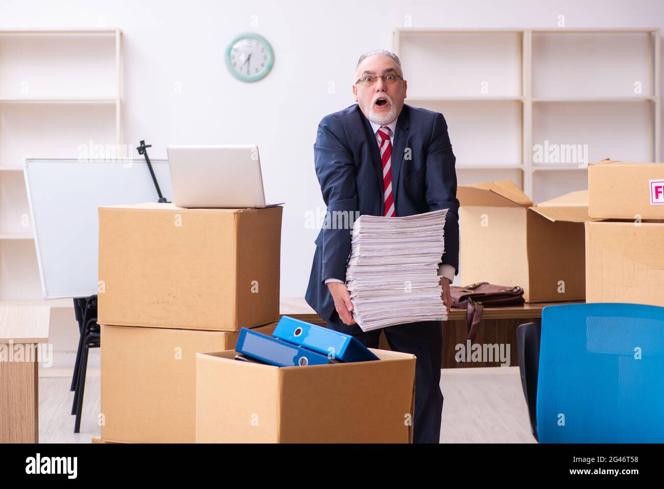 Old male employee in relocation concept Stock Photo - Alamy