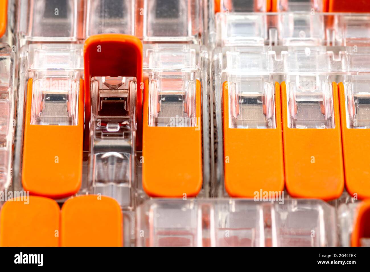 Background made of multiple couplers for strands and solid conductors ...