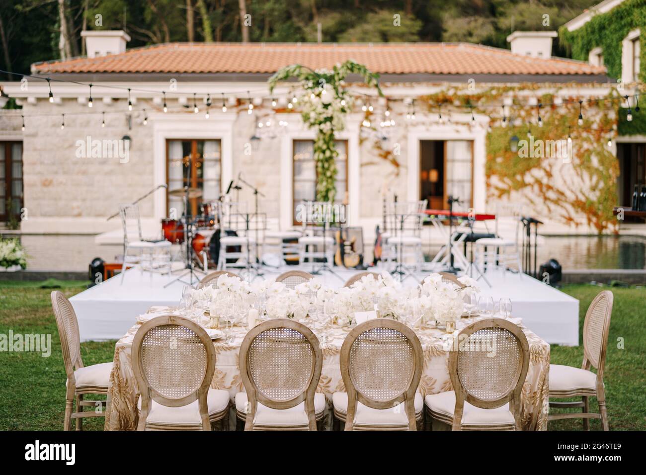 Dinner party guests table hi-res stock photography and images - Alamy