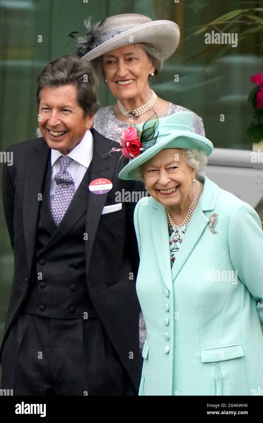 Queen Elizabeth II with racing manager John Warren during day five of ...