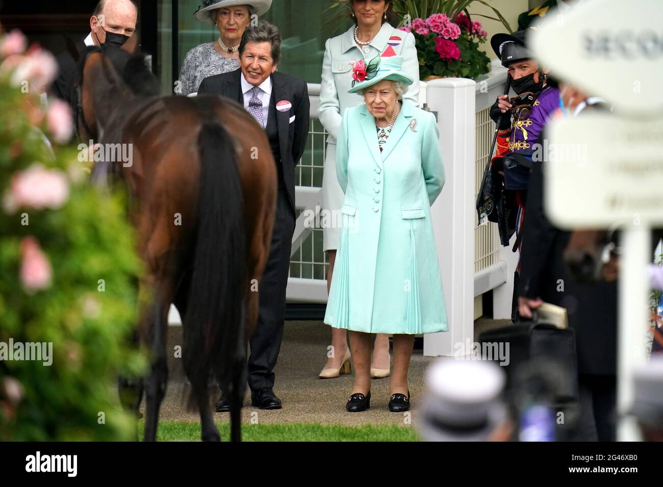 Queen Elizabeth II with racing manager John Warren and jockey Frankie ...