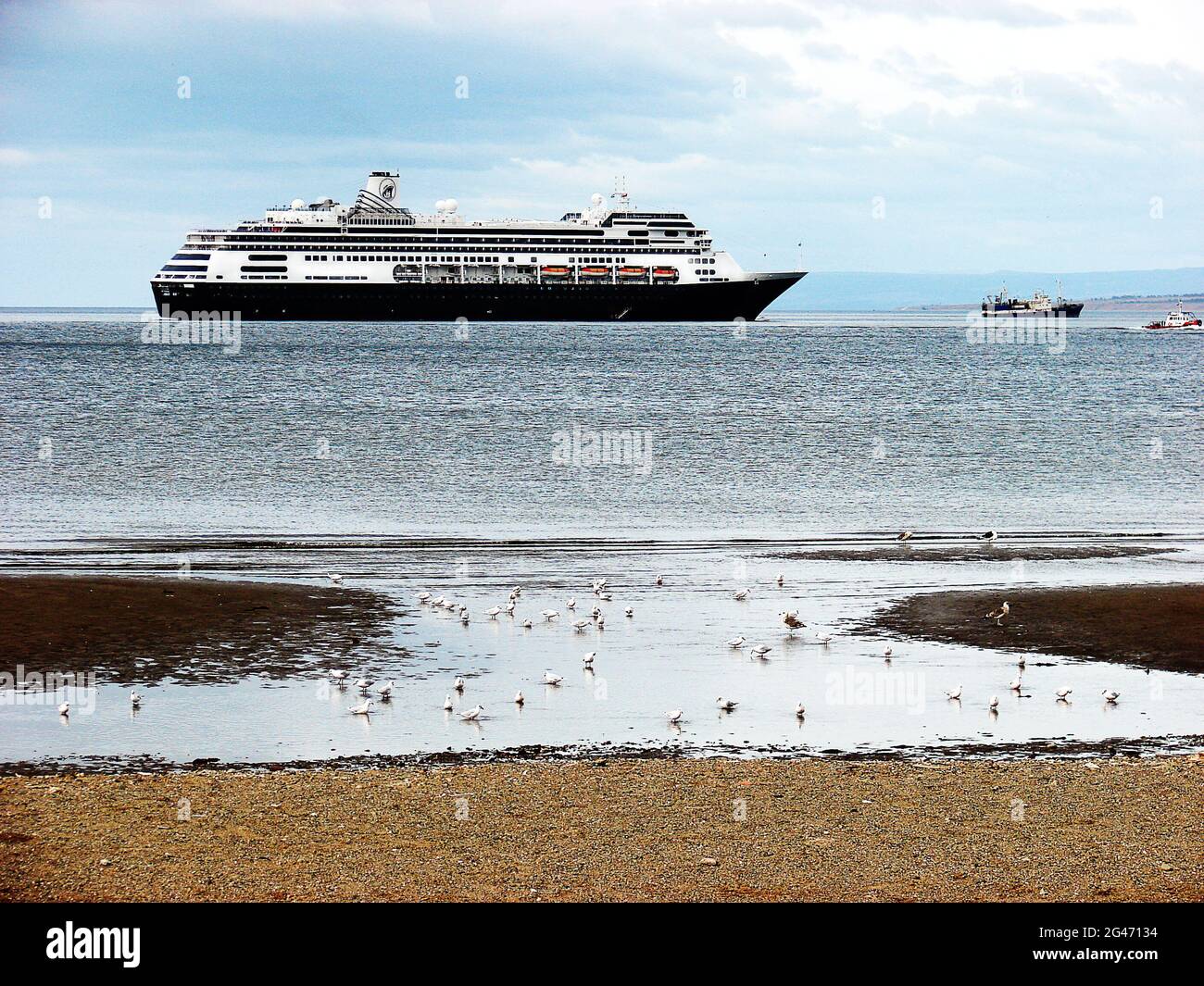 Cruise ship in the ocean. Travel concept Stock Photo - Alamy