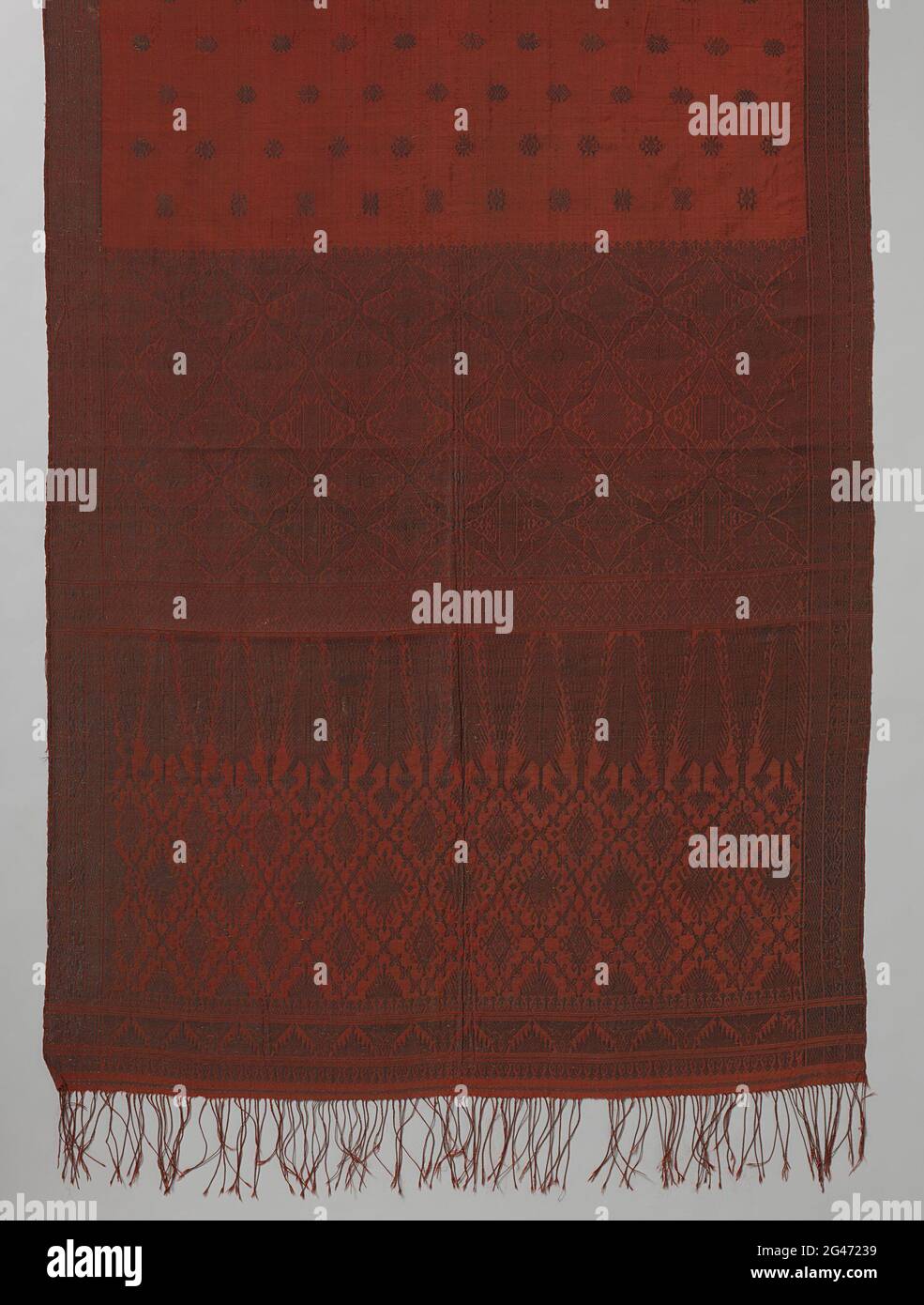 Kain van Oriental textile; Silk tissue. Cain of iron red side with a ...