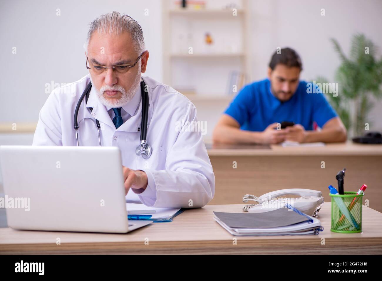Two doctors telehealth hi-res stock photography and images - Alamy