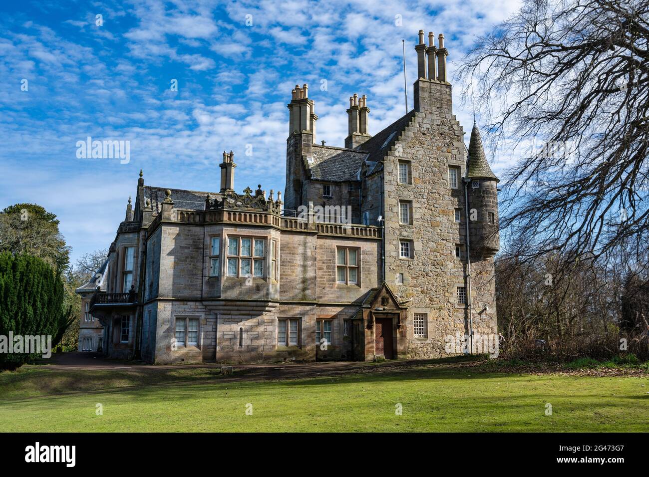 Spring trees castle gardens hi-res stock photography and images - Alamy