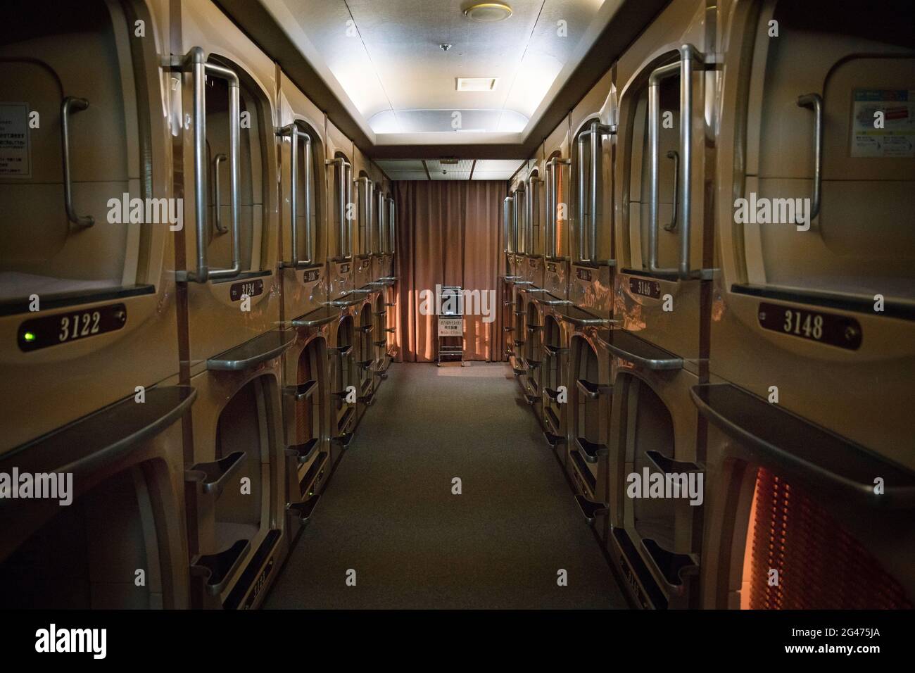 Capsule hotel japan hi-res stock photography and images - Alamy