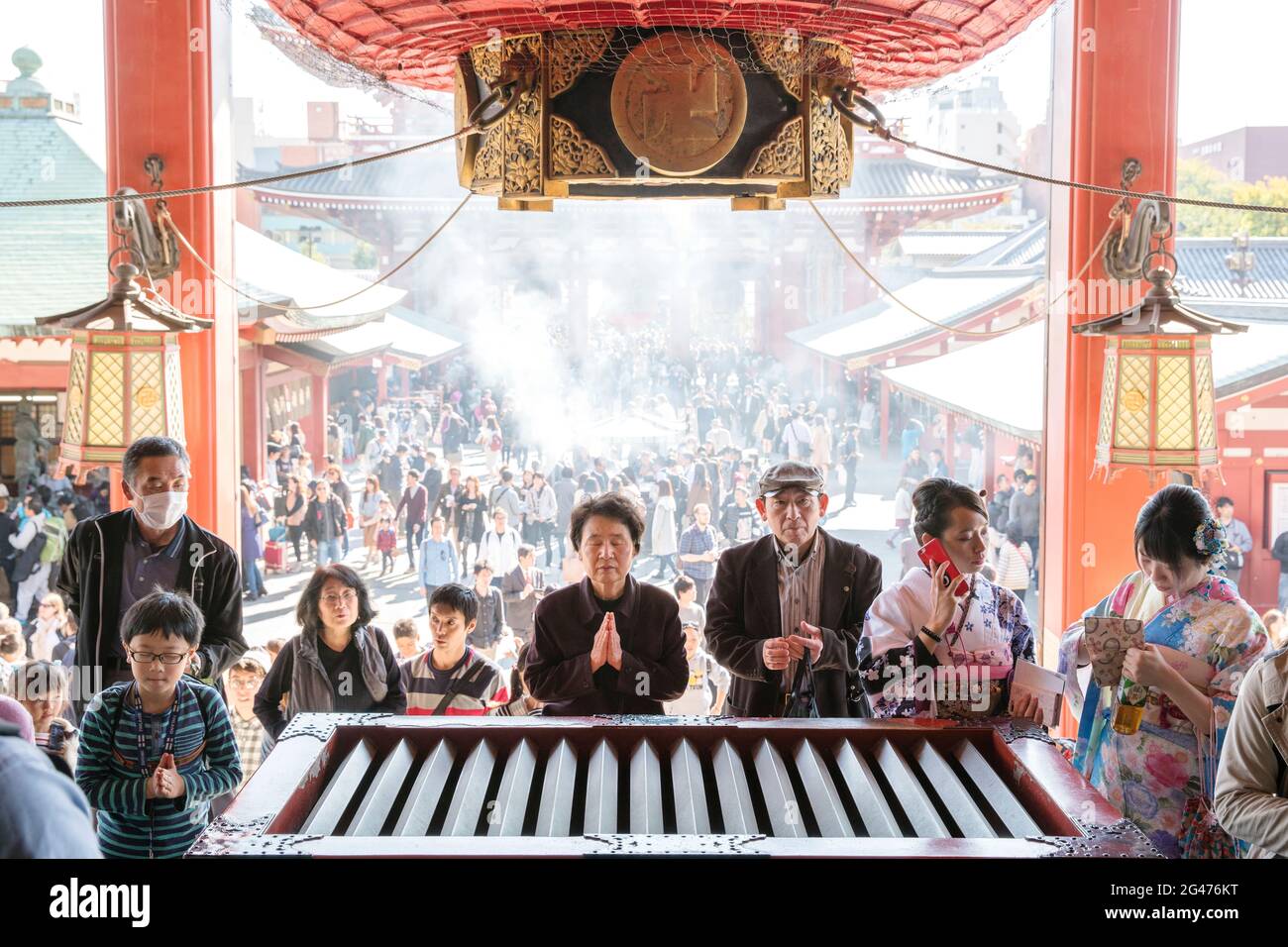 Japanese woman praying in temple hi-res stock photography and images ...