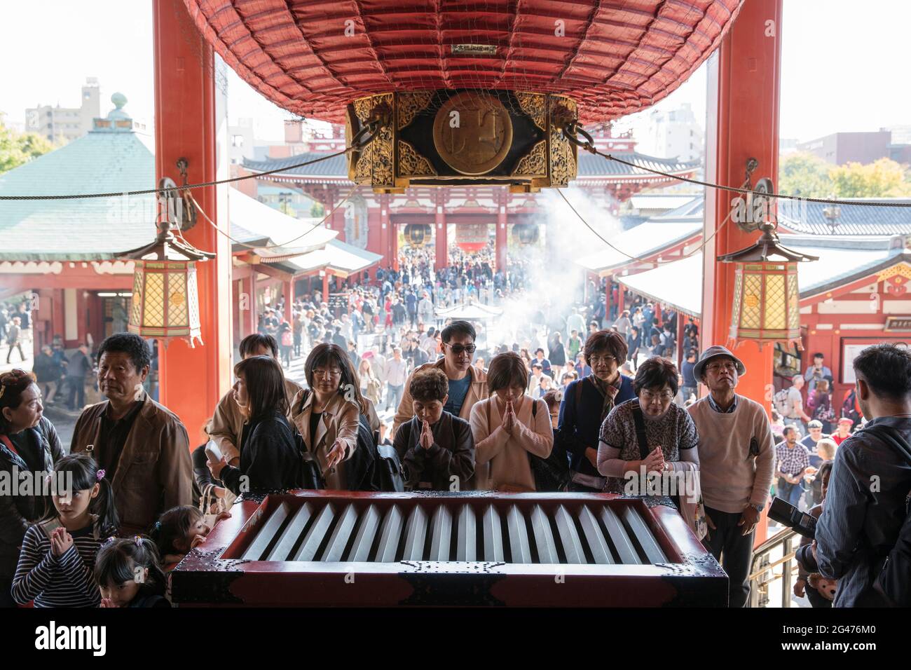 Japanese woman praying in temple hi-res stock photography and images ...