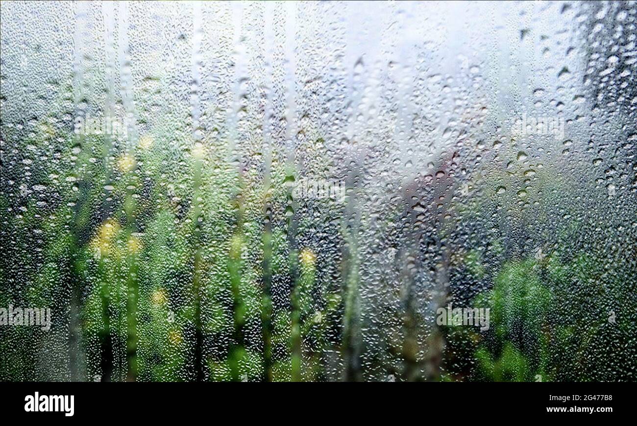 Water dripping into a glass hi-res stock photography and images - Alamy