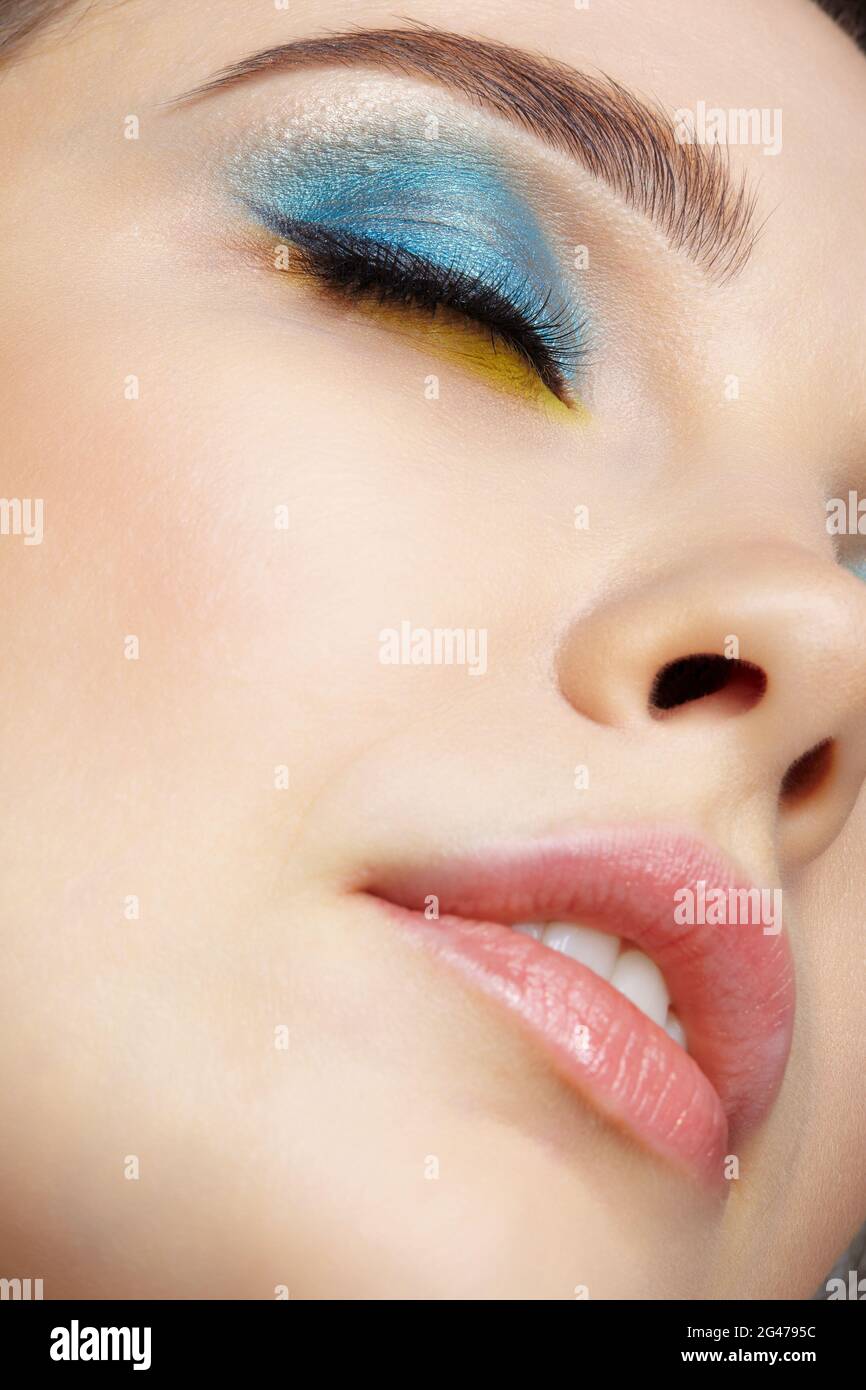 Closed eyes female model hi-res stock photography and images - Alamy