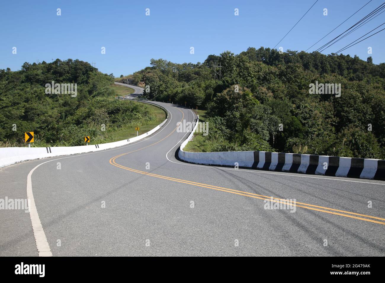 No traffic on a beautiful road Stock Photo - Alamy