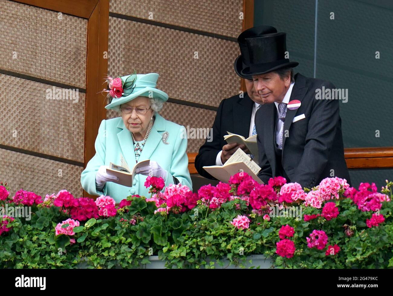 Queen Elizabeth II with her racing manager John Warren during day five ...