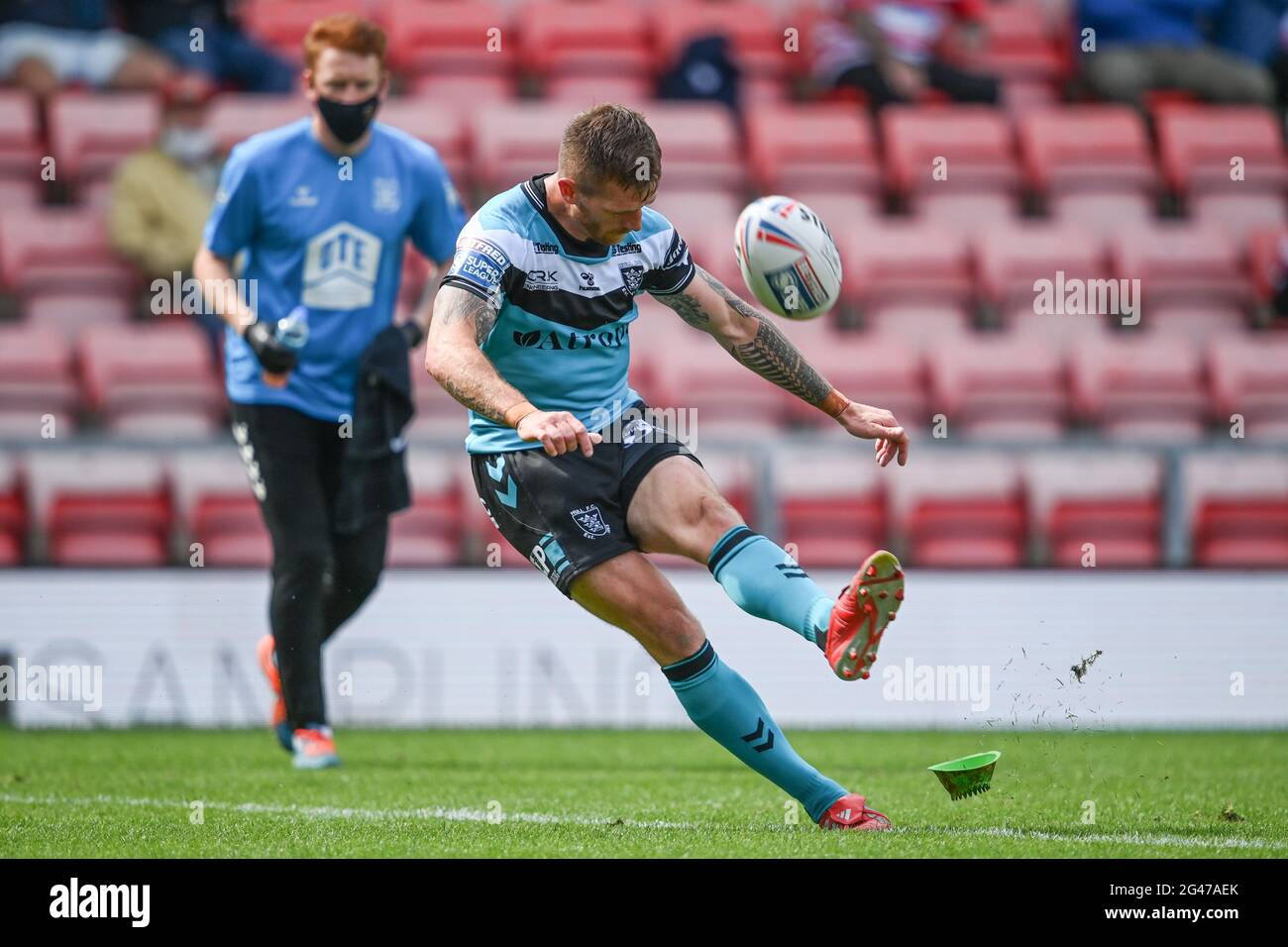 Marc Sneyd (7) of Hull FC converts for a goal Stock Photo - Alamy